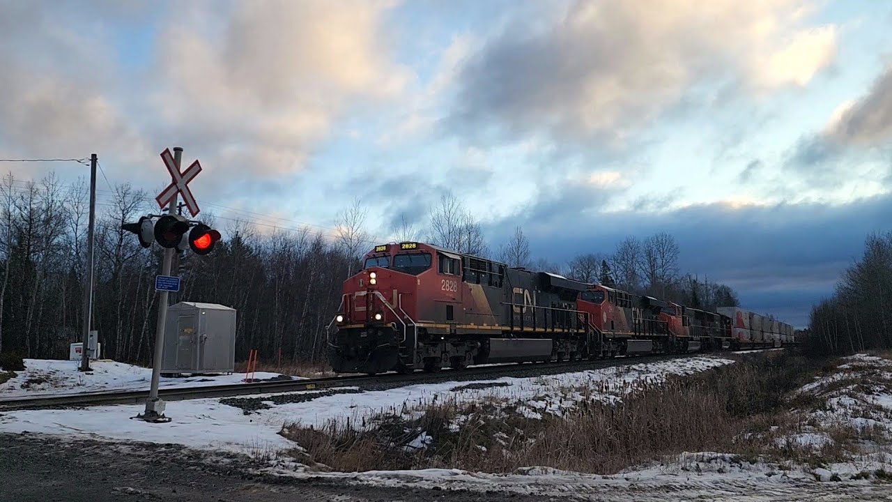 204 Cars on a Long and Fast CN Train 121 at McGivney NB - YouTube