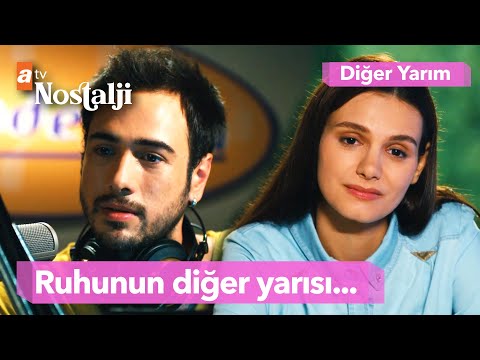 Esma radyonun bir ucundan Tarık'ı dinliyor 💕 - Diğer Yarım 8. Bölüm