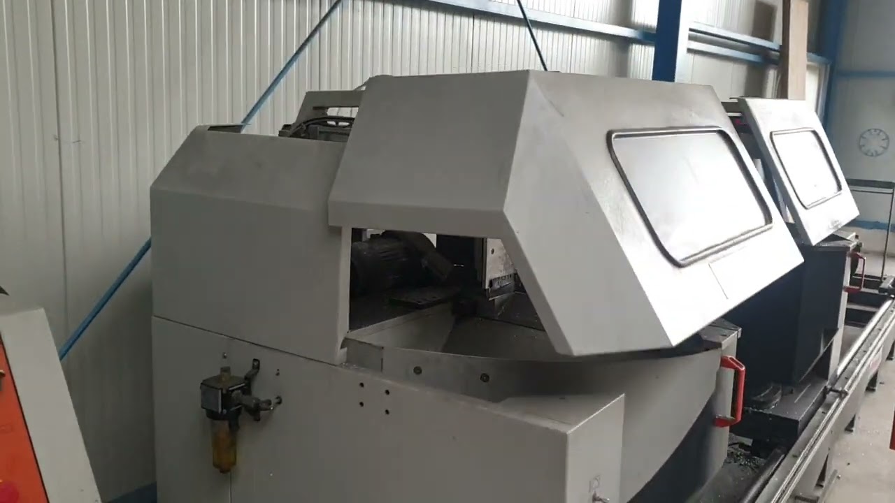 Doppelgehrungssäge Elumatec DG 244 mit E 500 - YouTube