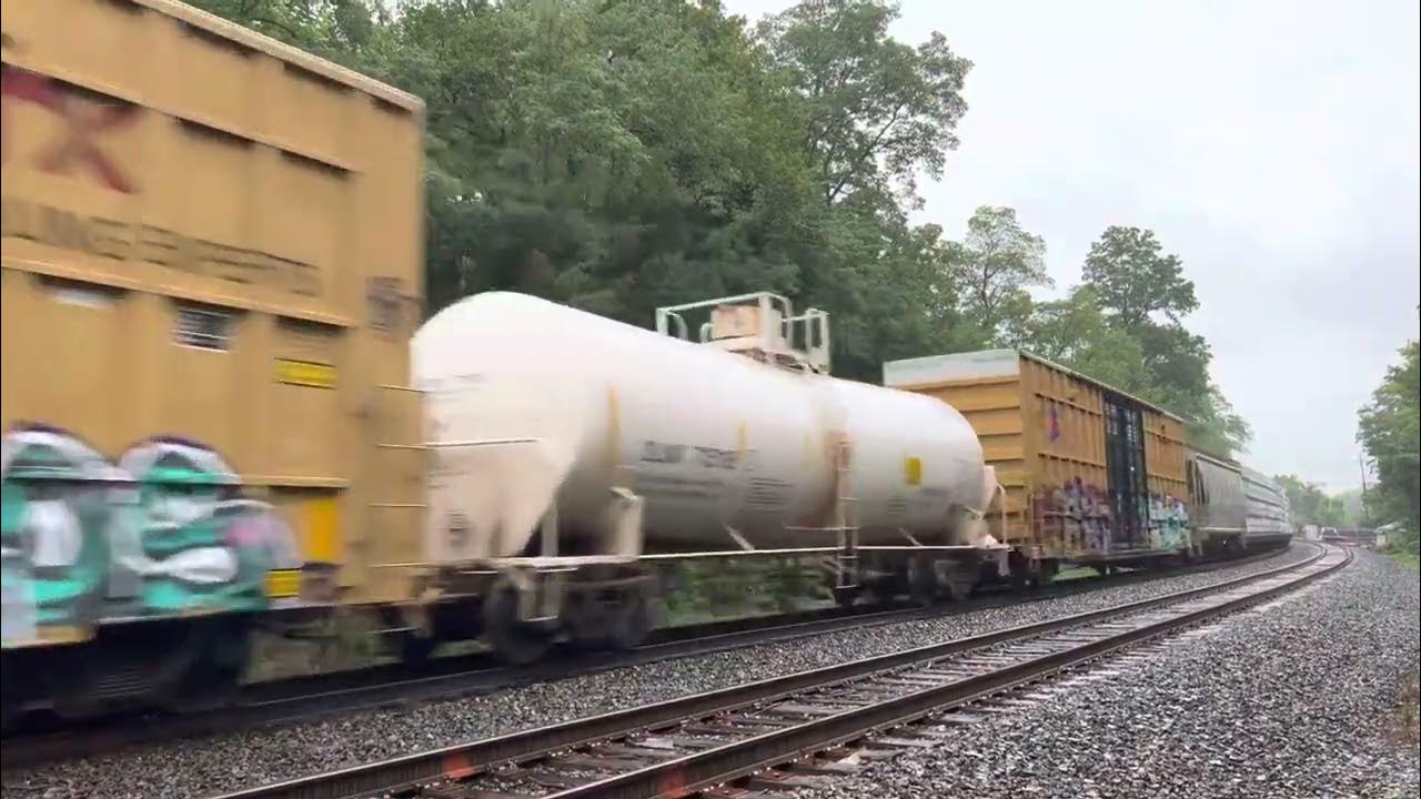 CSX M403 Flys through Piscataway,NJ with CSX 3378 ET44AH in the lead - YouTube