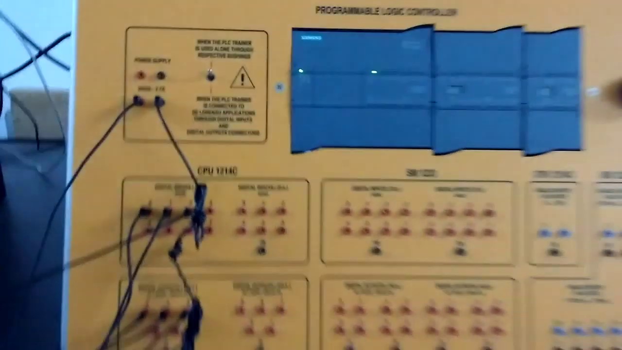 ITNL Instrumentación Semáforo con PLC - YouTube