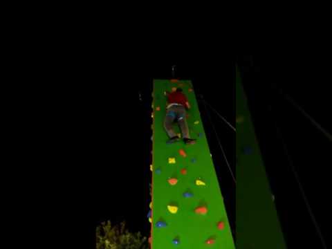 165 kiloluk adam tırmanma duvarına tırmanırsa