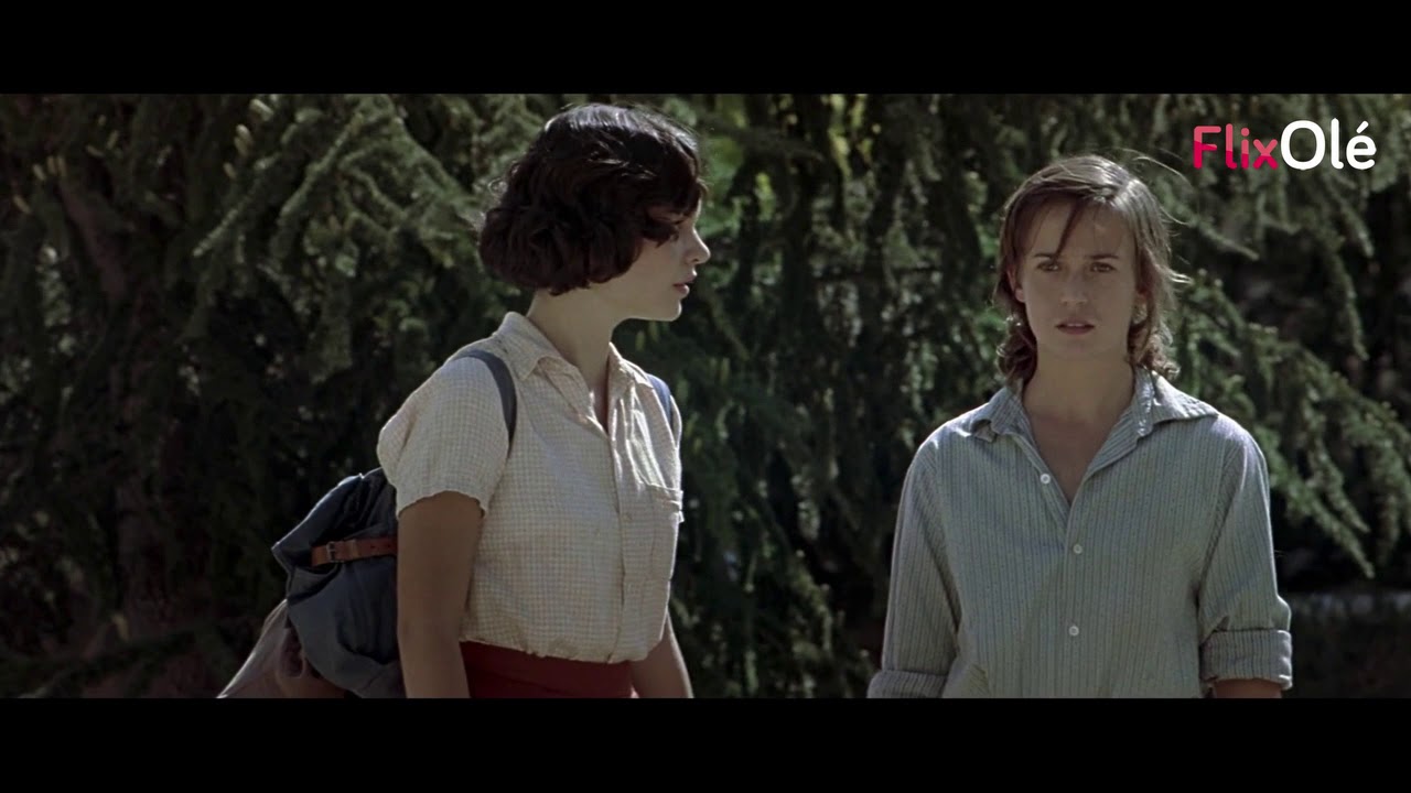 Nadia de Santiago y Marta Etura en 'Las trece rosas' - YouTube