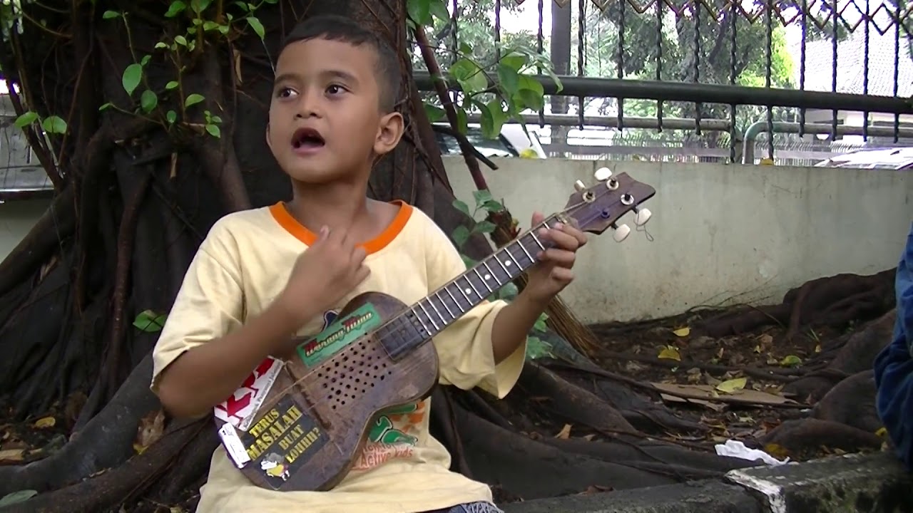 Pengamen cilik paling lucu di jakarta - YouTube