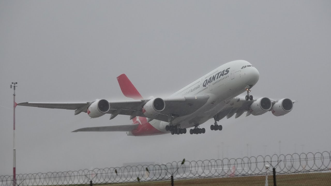 POWERFUL Qantas A380 takeoff From Melbourne W/ INSANE WATER SPRAY ...