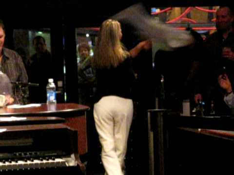 Drunk lady dancing at the NYNY dueling pianos - YouTube