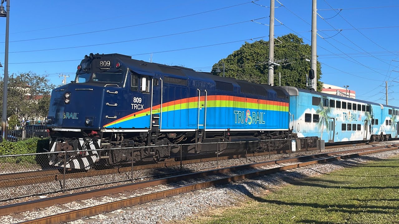 Tri-Rail 809 leads commuter train in West Palm Beach Florida - YouTube