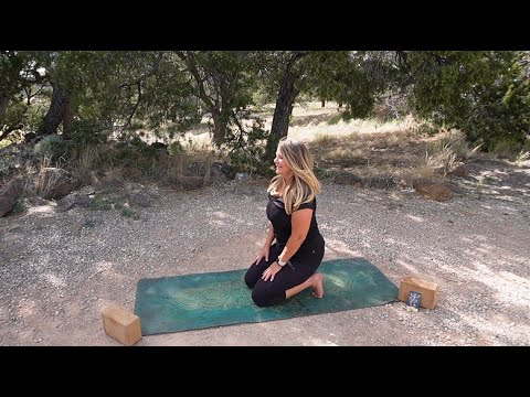 15 minute flow yoga for beginners over 40 - 30-day yoga challenge - Day ...