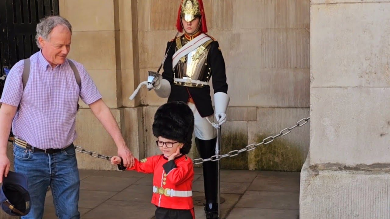 ADORABLE BOY RESPECT KING'S GUARD🙏💂‍♂️ - YouTube
