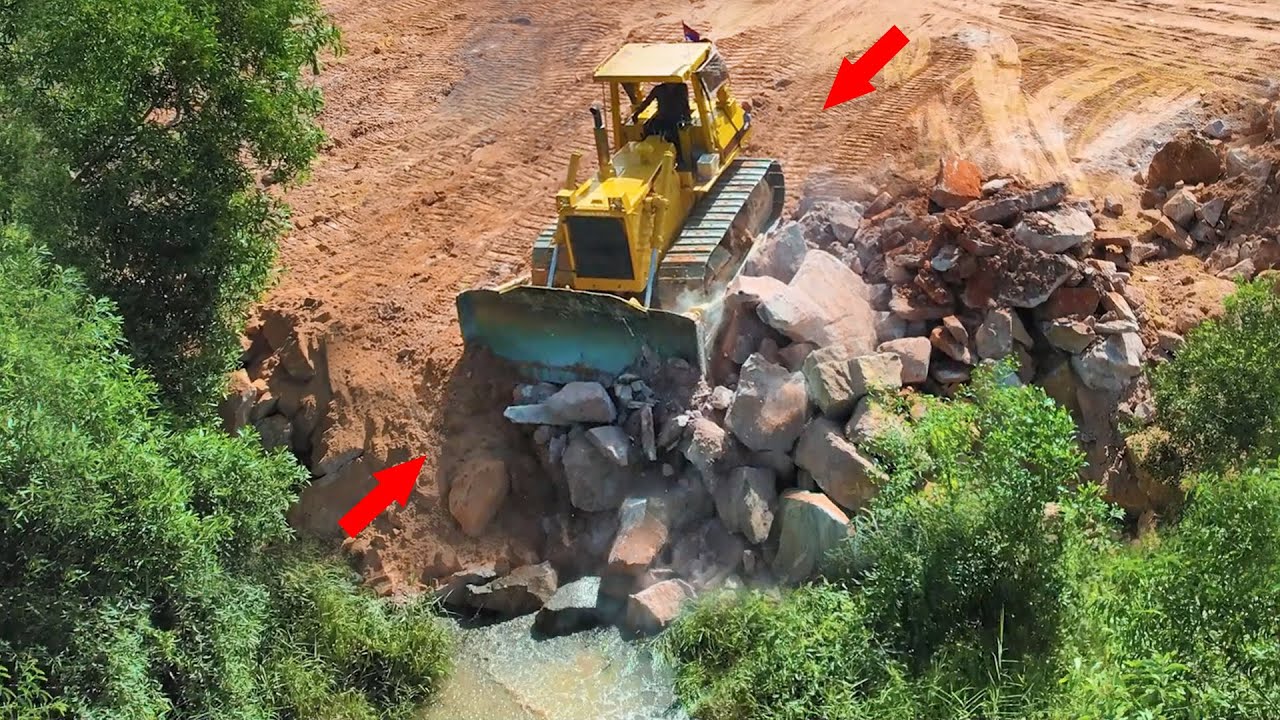 EP17 - Incredible Impressive Dozer Maybe Fail Down While Pushing Huge ...