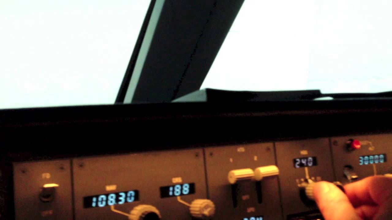 Formationflight DC-10 simulator - YouTube