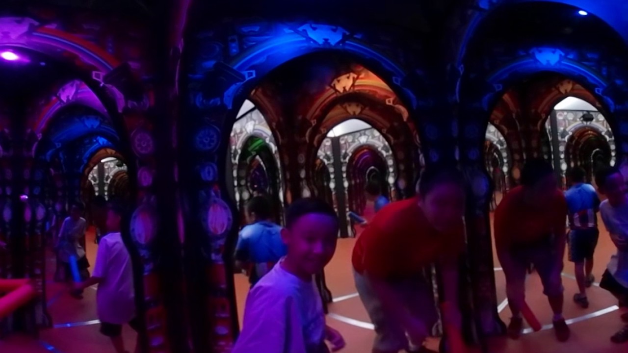Mirror Maze @ Singapore Science Centre - YouTube