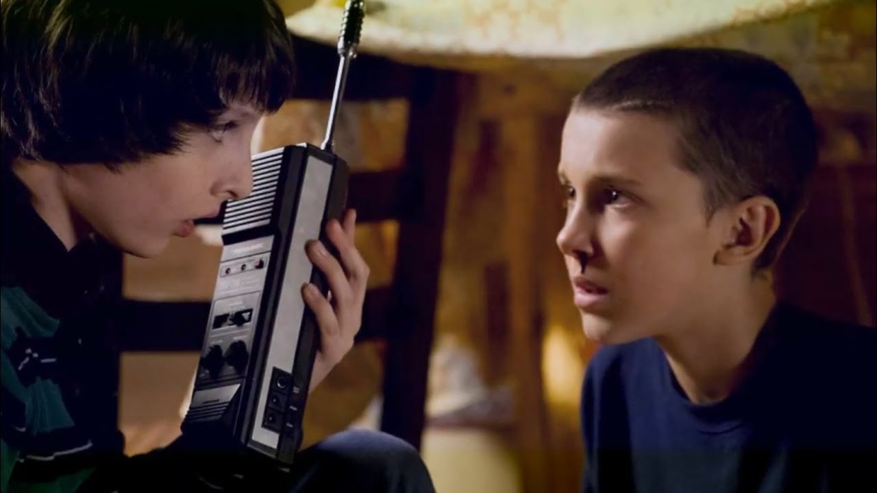 Radio w serialu "Stranger Things". - YouTube