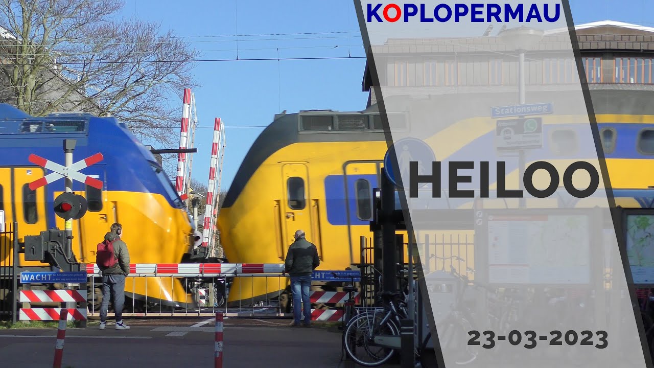 Treinen op de stationsoverweg van station Heiloo - 23 maart 2023 - YouTube