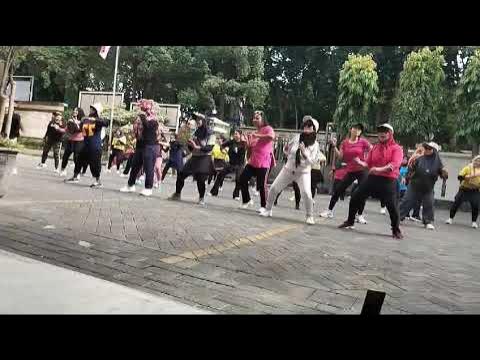 Nyanyi di pinggir jalan - YouTube
