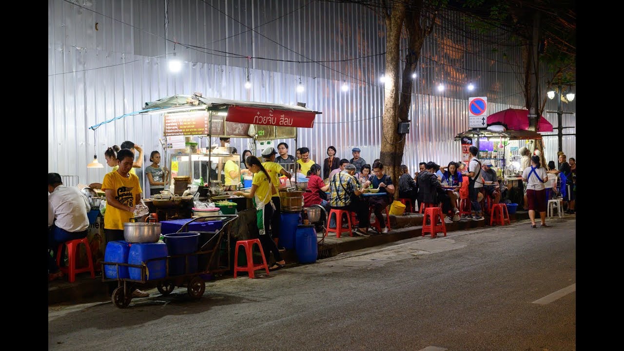 [4K] 2020 "Sala Daeng Night Street Food" walk from BTS station to ...