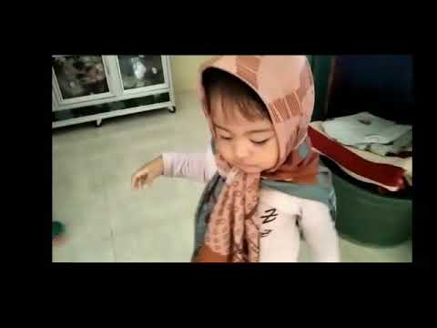 Tingkah lucu balita saat memakai  hijab!!!bikin ngakak😁 dan gemes - DMA Family