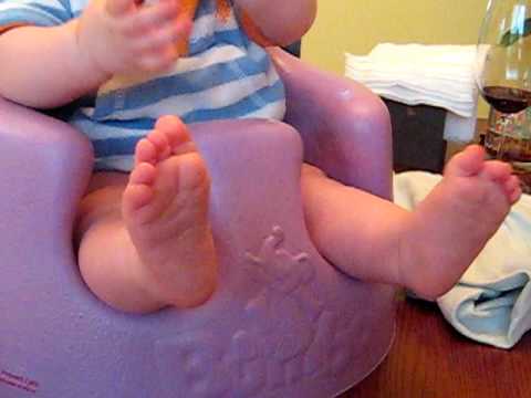 wiggle those toes, leo!