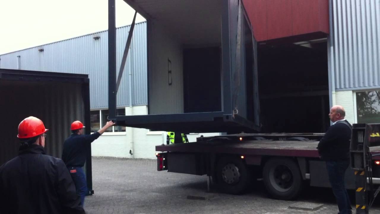 Lossen eerste containers Loot - YouTube