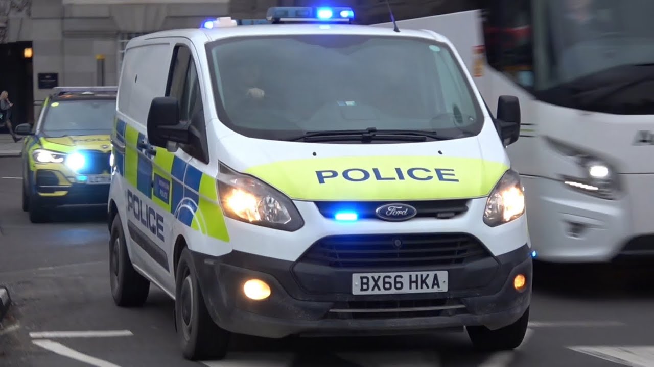 Metropolitan Police Sniper Team (TRO) responding on Blue lights ...