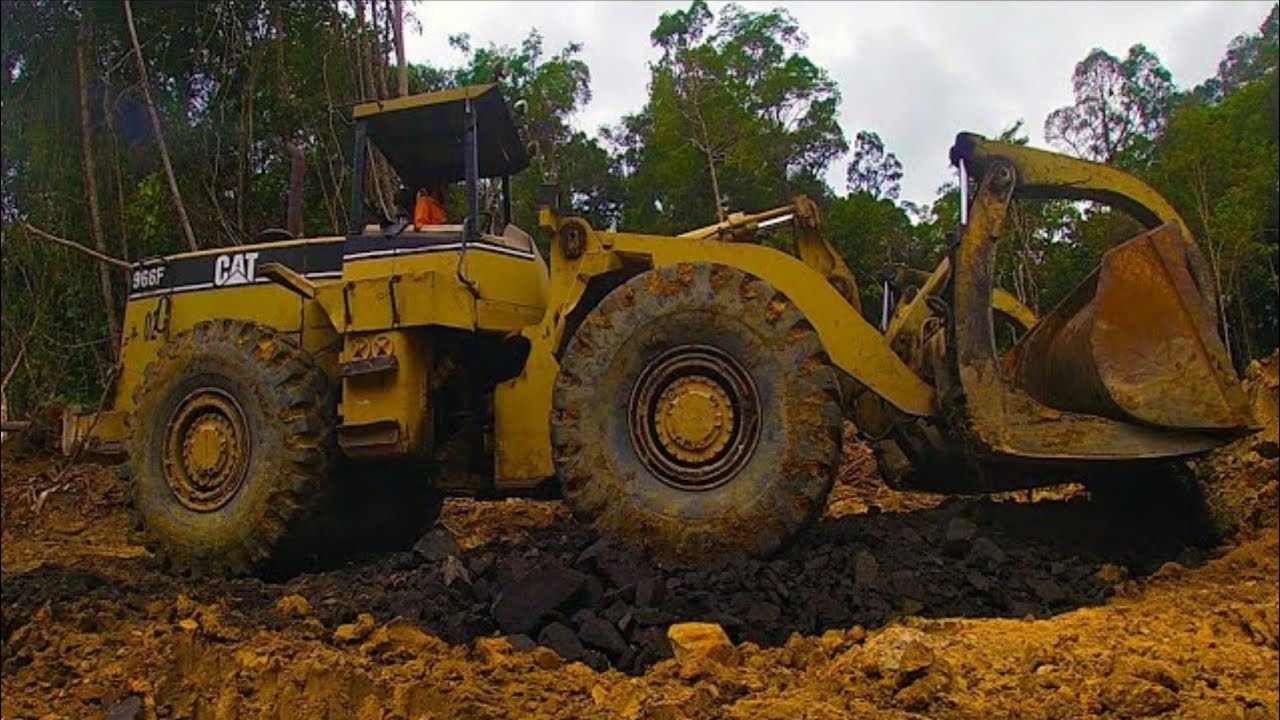 ALAT BERAT WHEEL LOADER MEMBANGUN JALUR EXTREME LOGGING TRUCK - YouTube