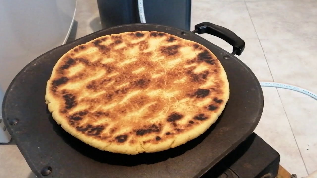 Aghroum outajine/galette de pain kabyle - YouTube