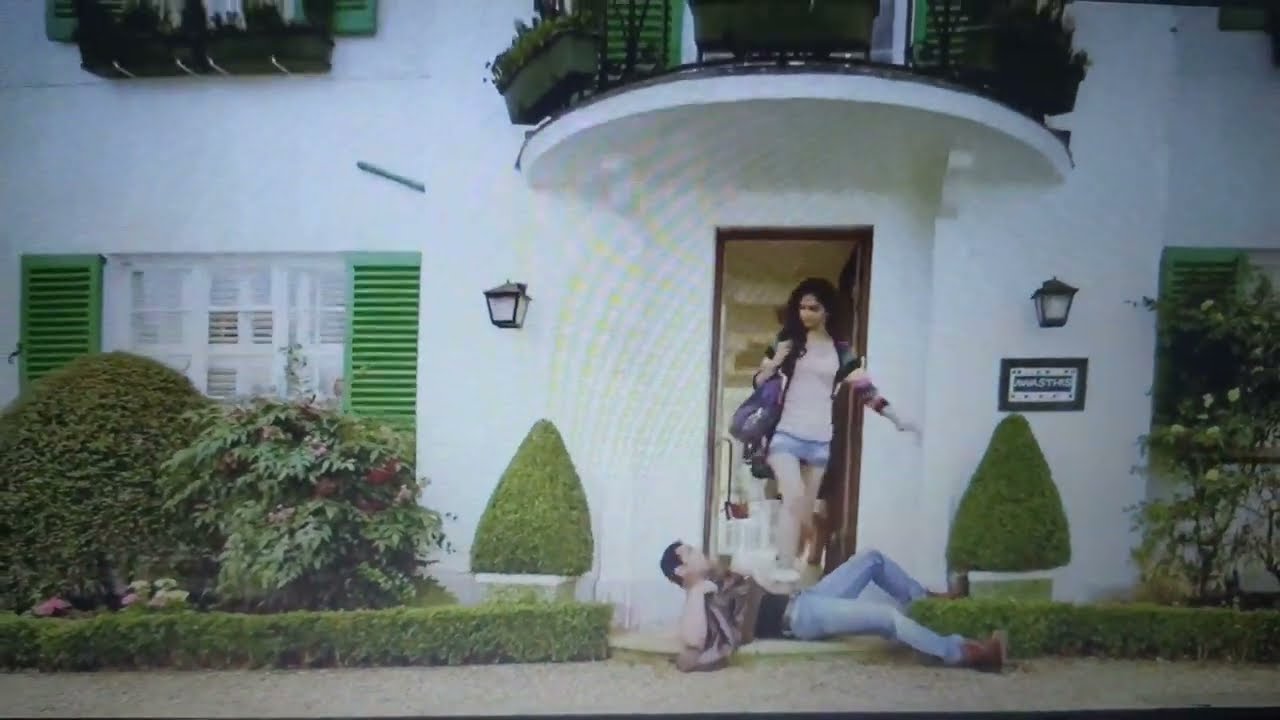 Deepika Padukone trample | Indian actress trample | Indian mistress ...