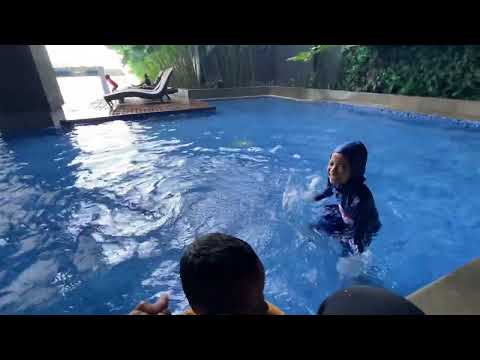 Mandi sama kakak di kolam renang hotel #perdana #kids #hotel 
