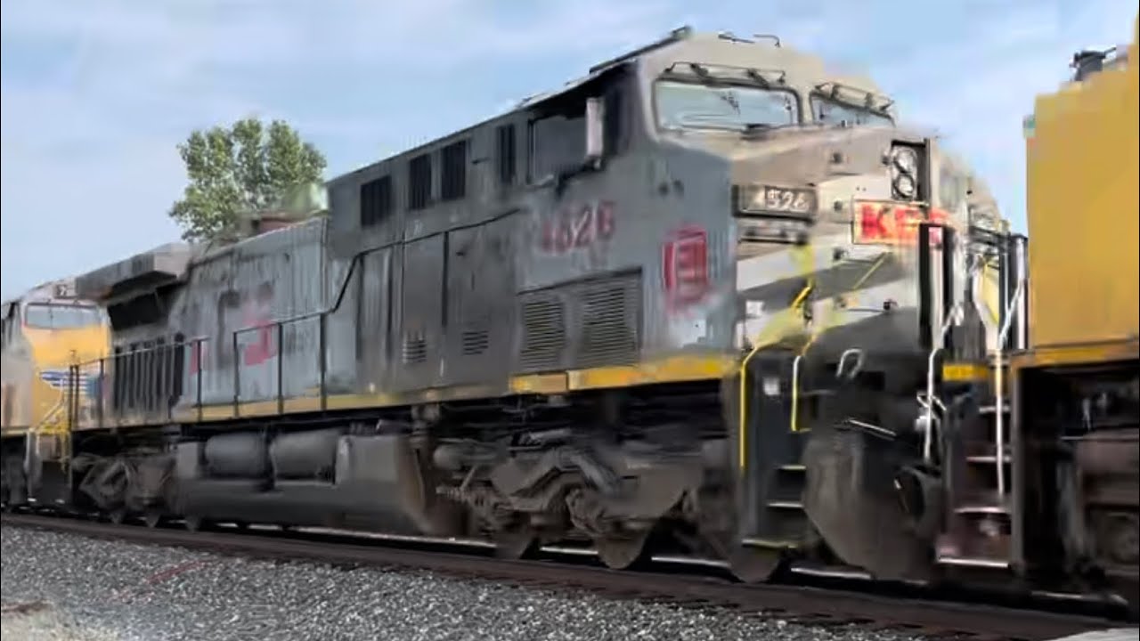 CSX I131 passes Ferree road at MP 159 with friendly crew, awesome MC P5 ...