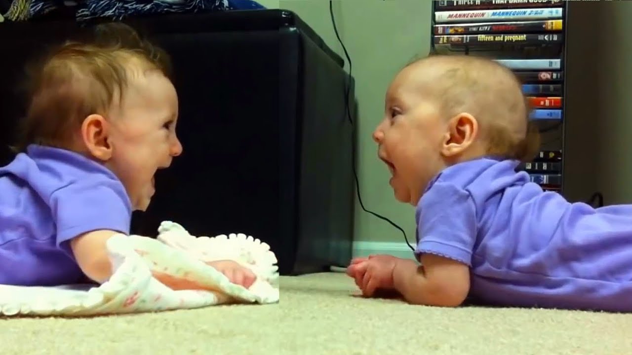 Bébés Jumeaux Mignons Parlant Les Uns Aux Autres Youtube