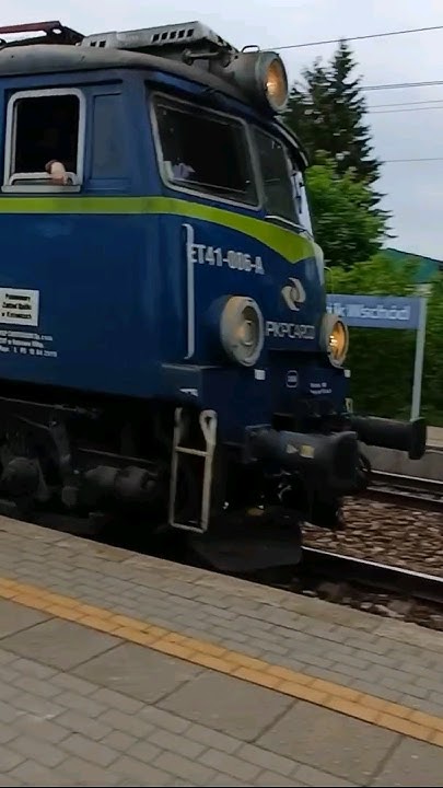 przelot ET41-086 PKP cargo z węglarkami przez stację Świdnik Wschód - YouTube