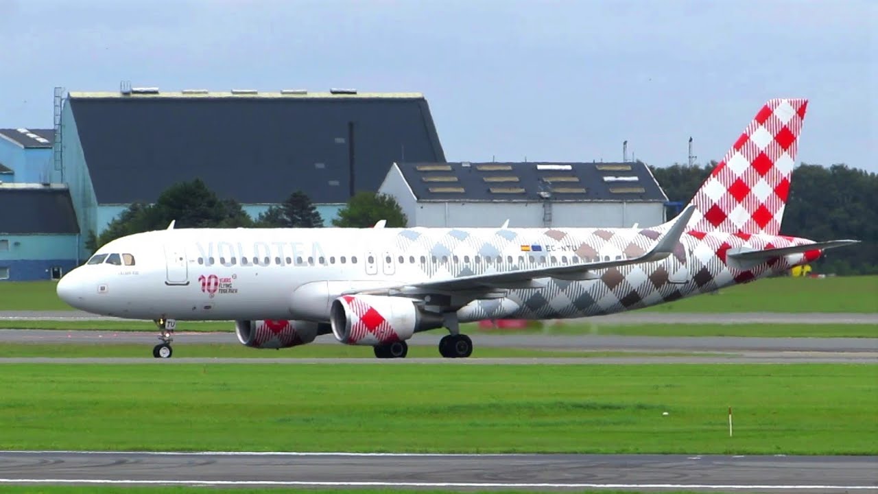 Volotea Airbus A320 taxing to gate #planes #fly #planespotting # ...