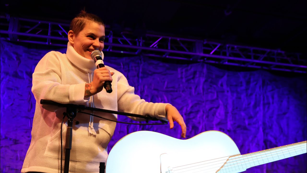 Kaki King performs projection mapped guitar show at the Temple Theater ...