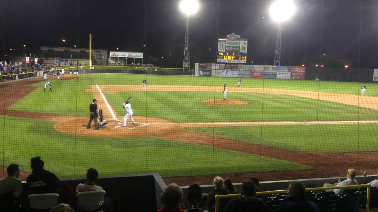 Clinton LumberKings Rayder Ascanio vs Zach Hartman May 20, 2016 - YouTube