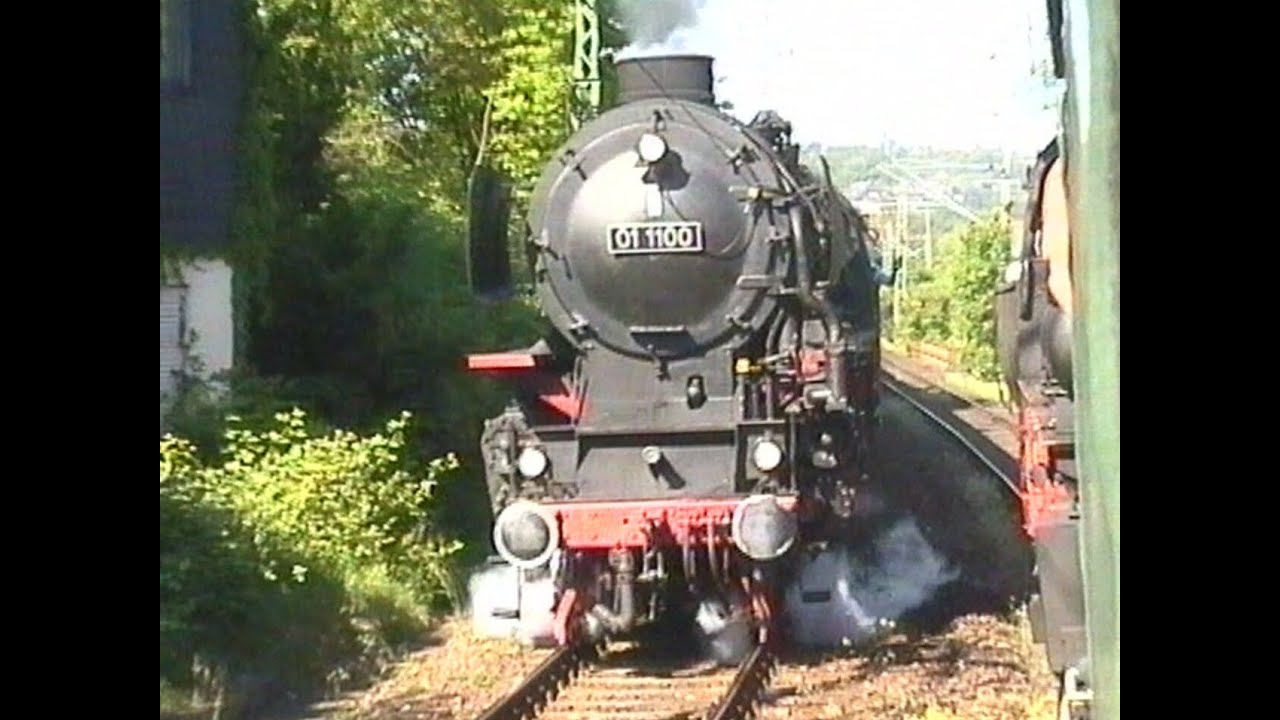 Dampflok 01 1100 u. 52 8121 als Schiebelok mit schwerem Zug durch den ...