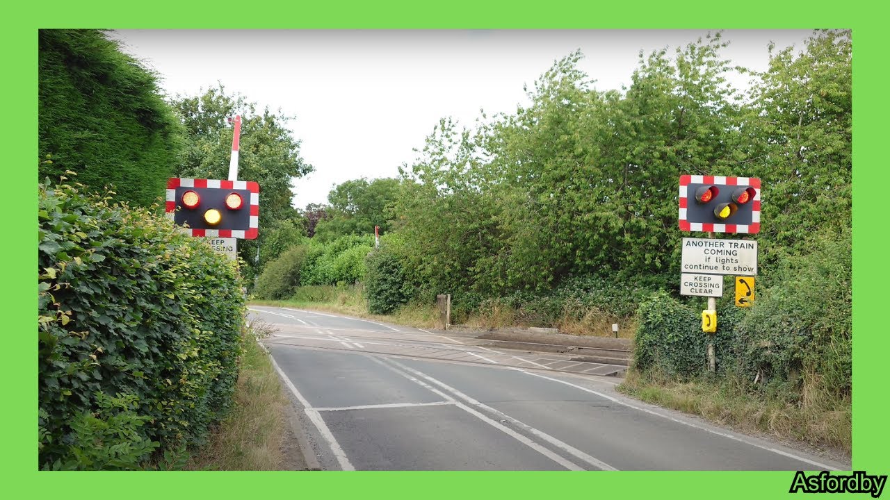 (MK1 Penguin Barriers) Asfordby Level Crossing, Leicestershire (02/07 ...