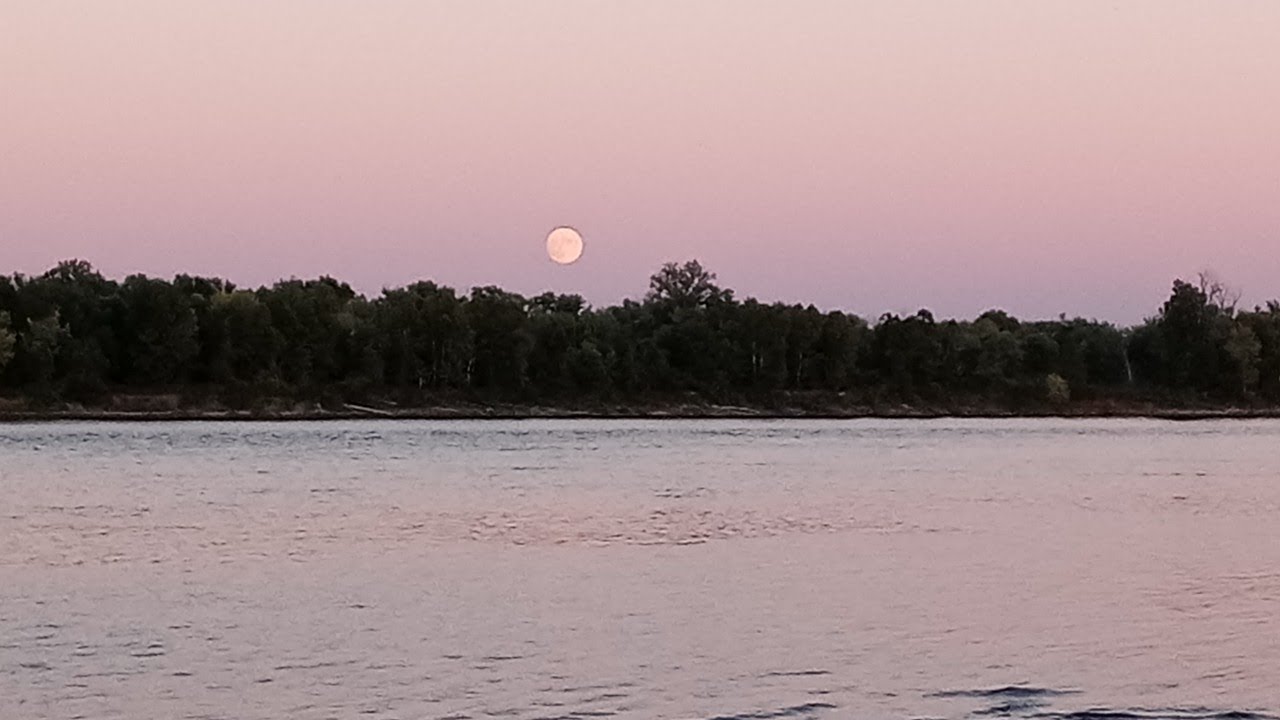 Moon Rise Over the Mississippi River and Music to Relax, Study and ...