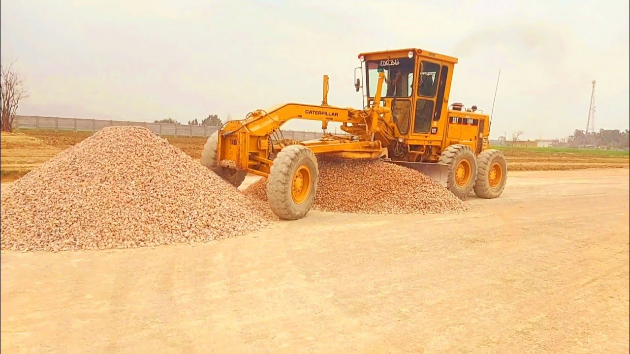 techniques for spreading aggregate road gravel with motor grader # ...