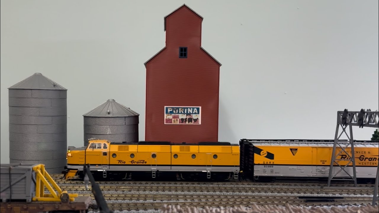 Quick Look at New PIKO KM ML4000 Rio Grande Paint Scheme - HO Scale ...