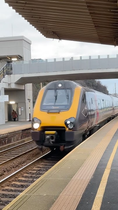 Cross country class 220 Rattling through the station-Bristol TM to Plymouth service-220008 - YouTube