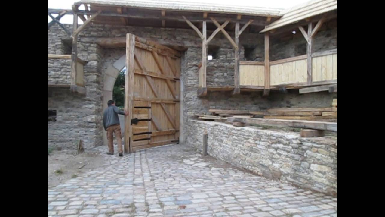 The gate of Malešov castle...listen to the sound!!!! - YouTube