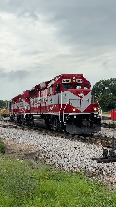 WAMX 5901 pushes a manifest into the Yard - YouTube