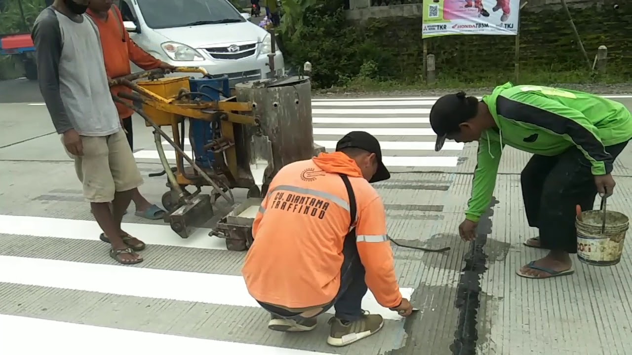 alat pembuat garis tanda rambu rambu di jalan raya tambak 2021 - YouTube