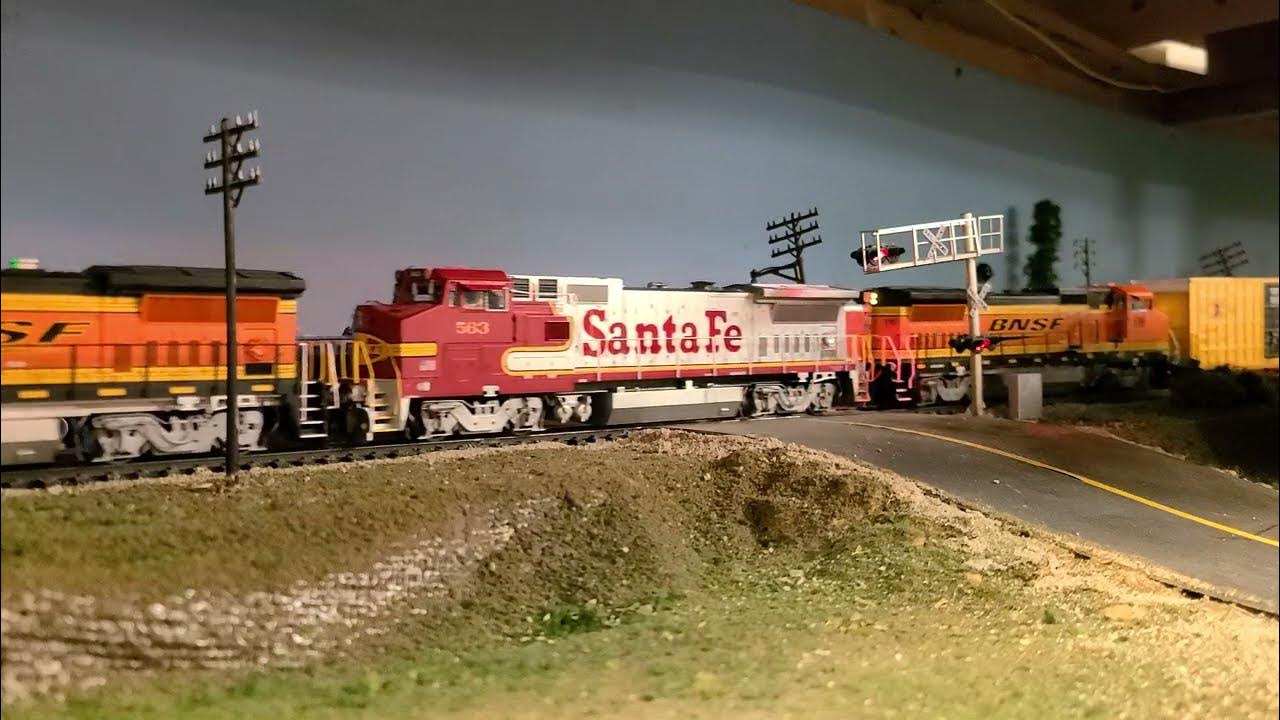 Trio of B40-8Ws on BNSF Local at the Sheboygan Railroad Museum - YouTube