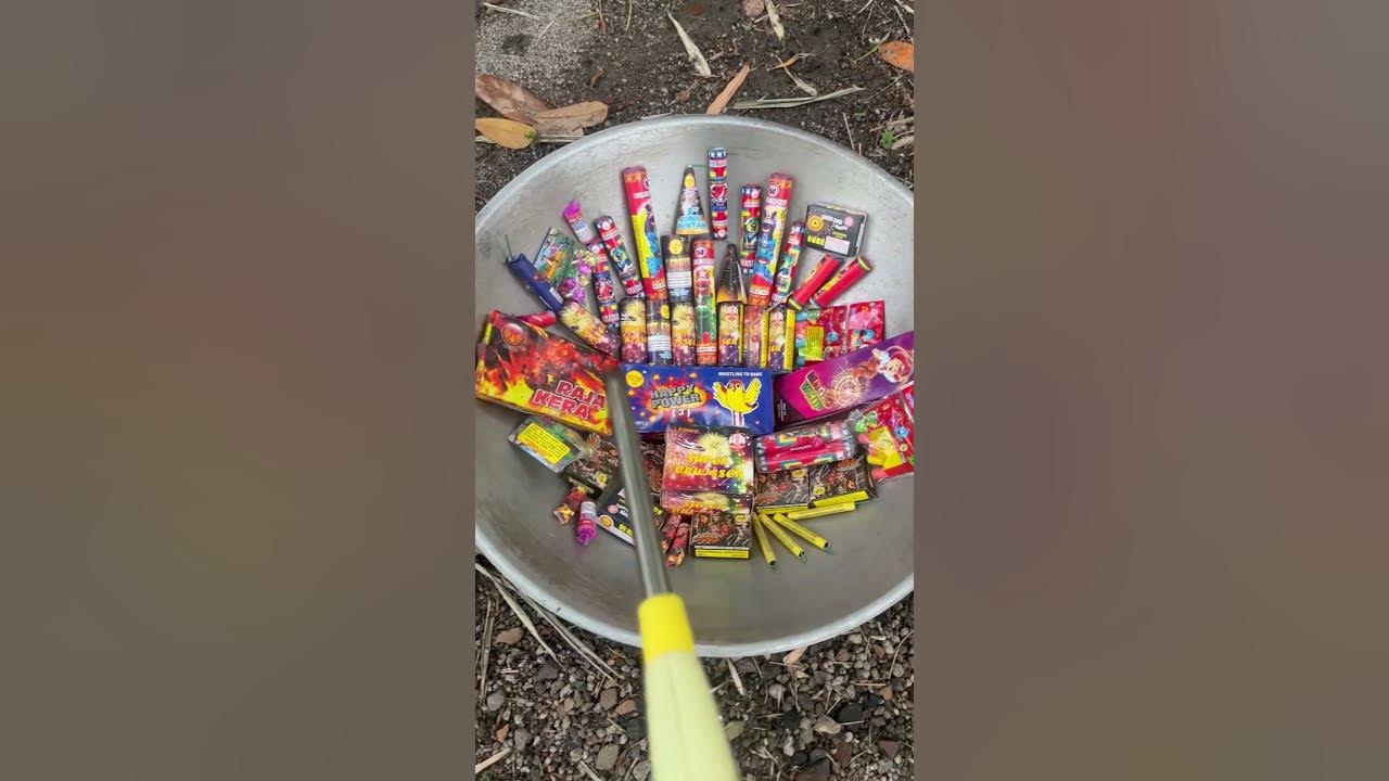 Experiment to light all the firecrackers in the pan #firecrackers #petasan #mercon #shorts - YouTube