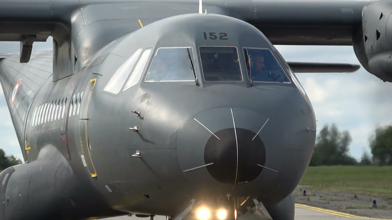 Casa CN-235 Armée de l'Air - Atterrissage, décollage et passage à l ...