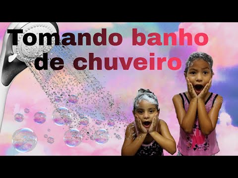 Tomando banho de chuveiro com a minha amiga Alice, depois fizemos uma cabana