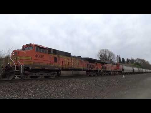 (Northbound) BNSF Empty Grain Train passes through the beautiful Harbor Curve. - YouTube