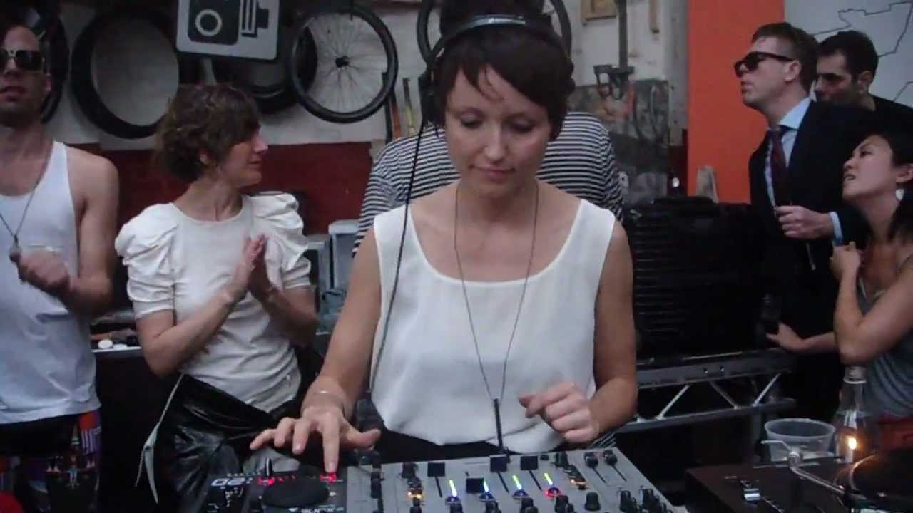 Magda @ London Warehouse Party 13.08.2011 (4) - YouTube