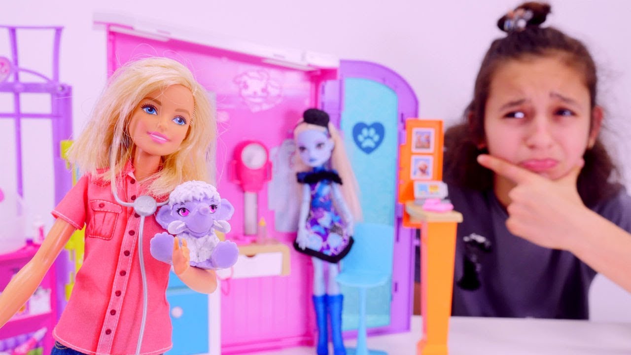 Barbie Abby'nin mamutunu iyileştiriyor. Monster Hiigh oyuncakları ...